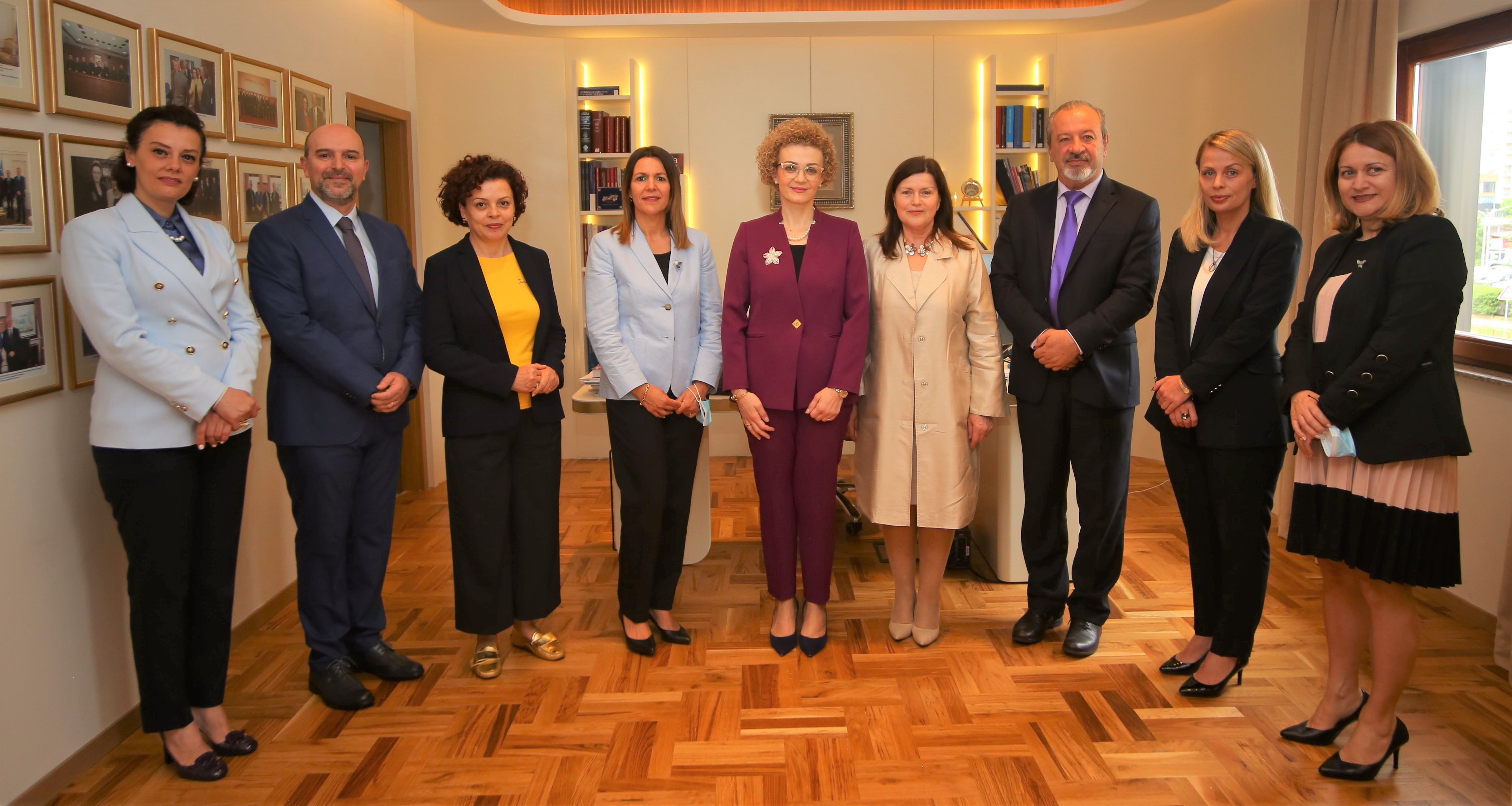 Gjyqtarët e Gjykatës Kushtetuese të Shqipërisë vizituan Gjykatën ...