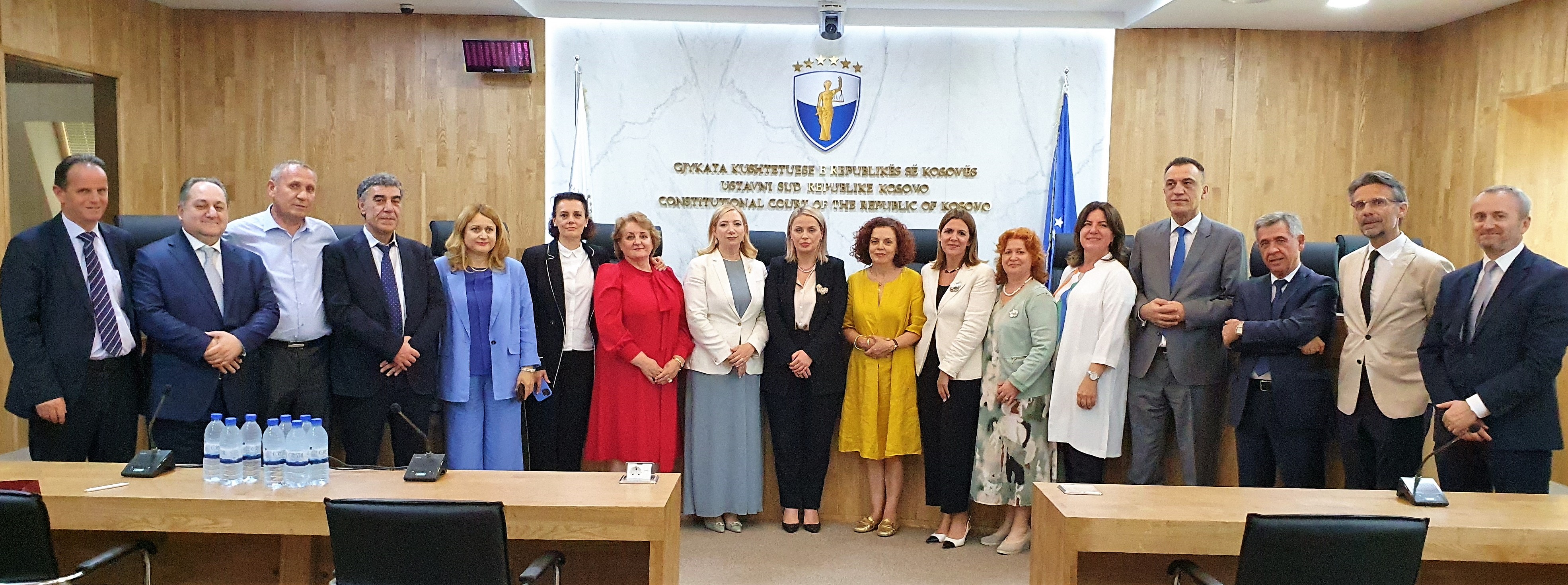Gjyqtarët e Gjykatës Kushtetuese të Kosovës dhe Shqipërisë në punëtori ...