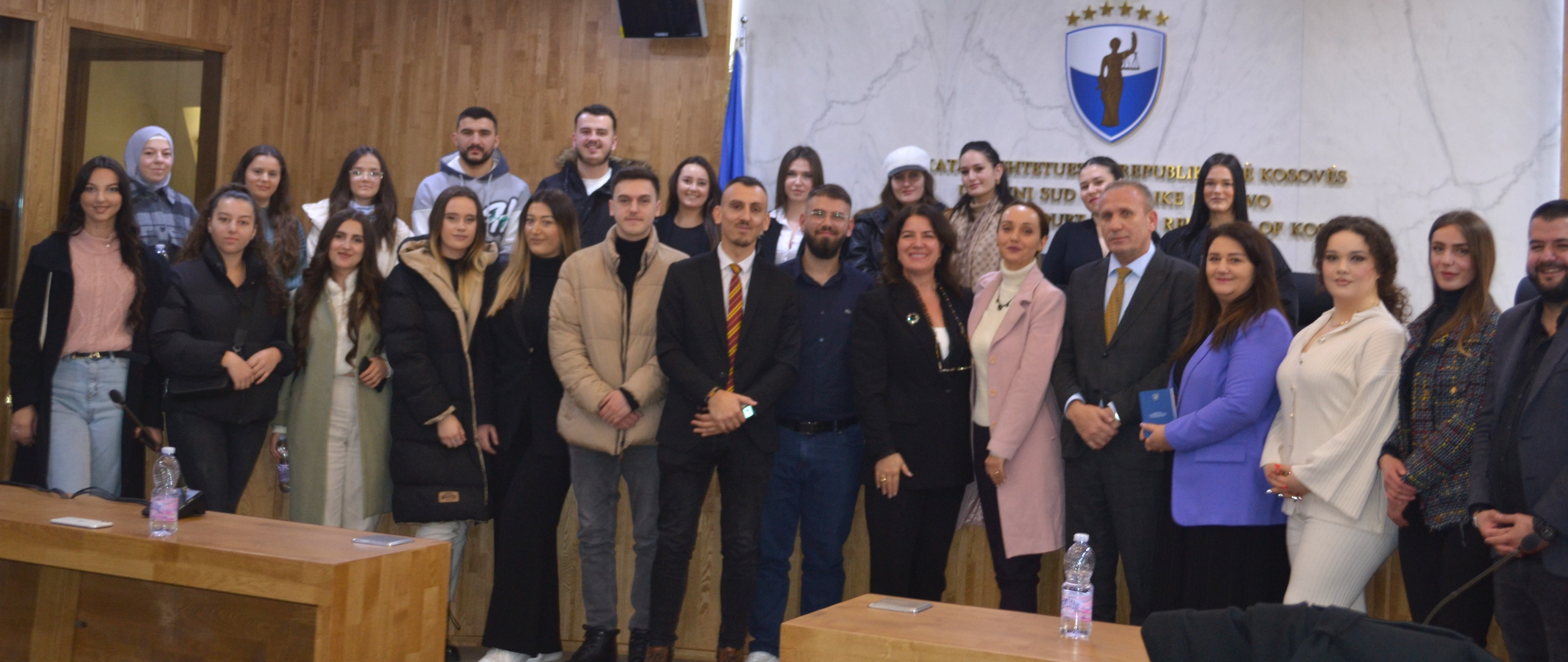 Studentë dhe pjesëtarë të shoqërisë civile vizituan Gjykatën ...