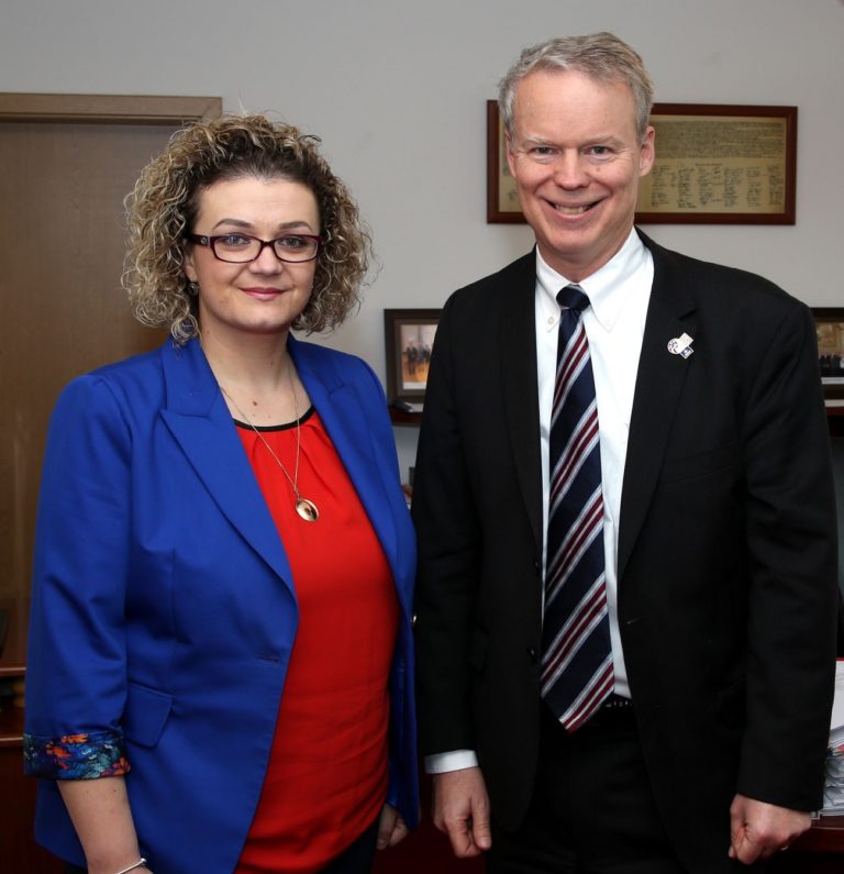 Foto_nga_takimi_i_kryetares_Arta_Rama_Hajrizi_me_ambasadorin_Delawie ...